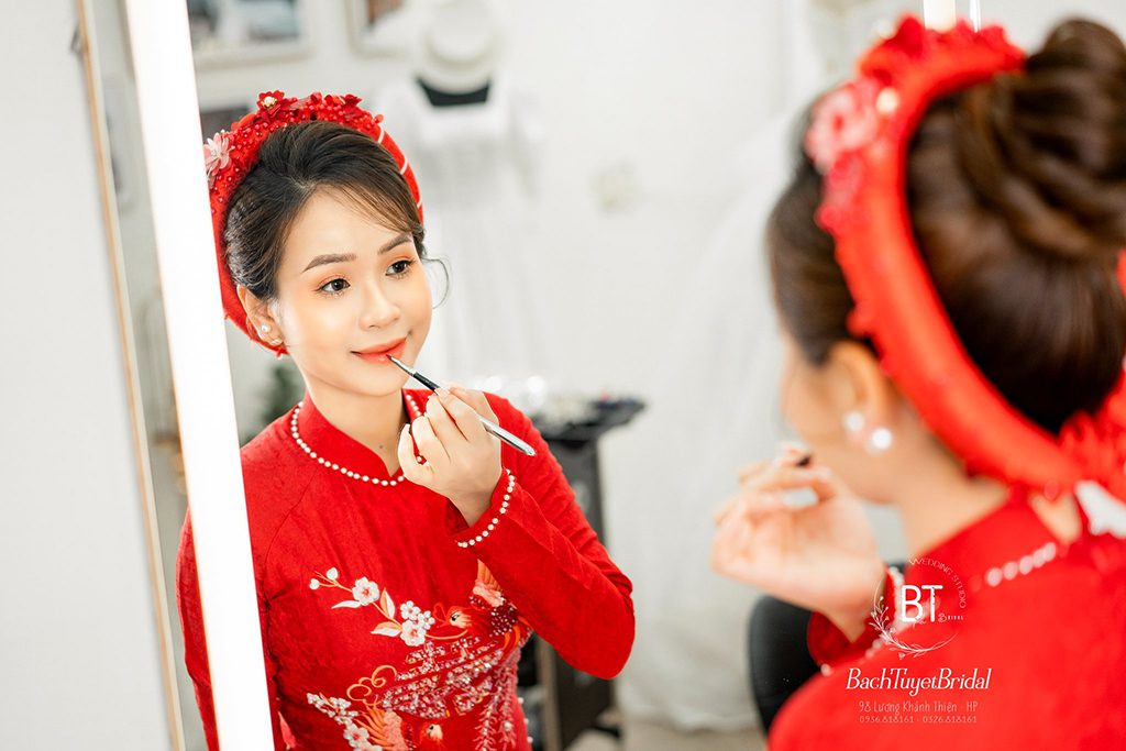 Bật mí cách trang điểm cô dâu mặc áo dài cưới đẹp tinh tế, hiện đại - BachTuyet